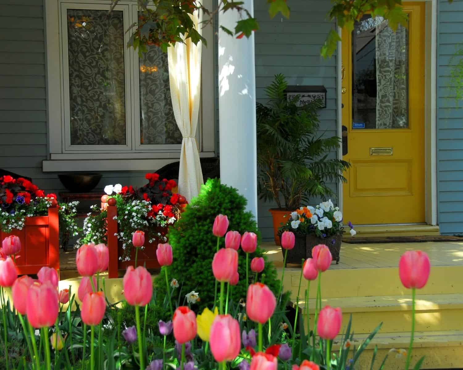 A Spring Themed Front Porch - The Kindest Way